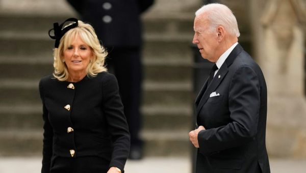 Photos show President Biden and First Lady Jill Biden paying tribute to ...