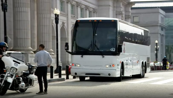 Texas Gov. Abbott's 1st bus of migrants has arrived in D.C. – Article ...